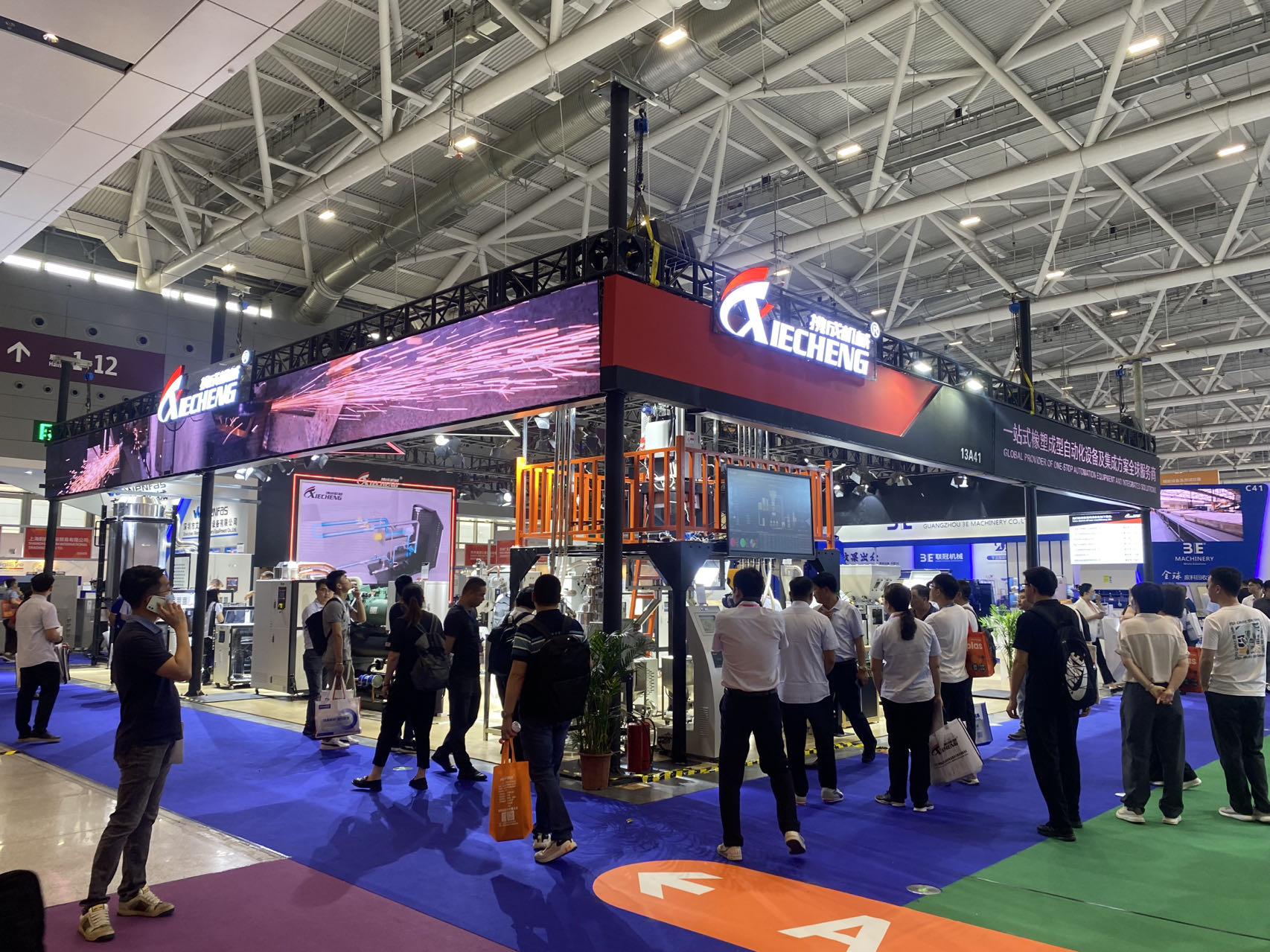 携成机械-携成在Chinaplas2023国际橡塑展的第一天大放异彩